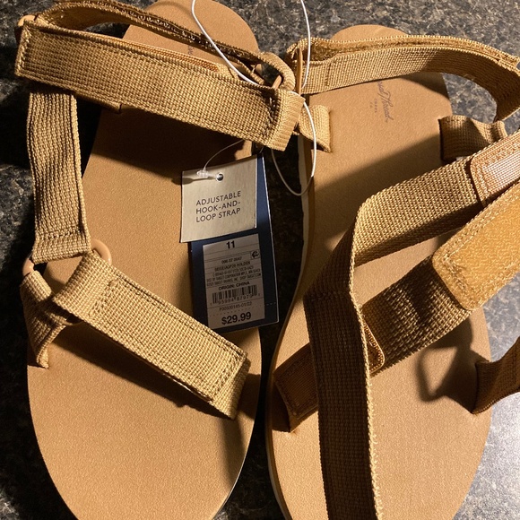 Universal Thread | Shoes | Sandals | Poshmark